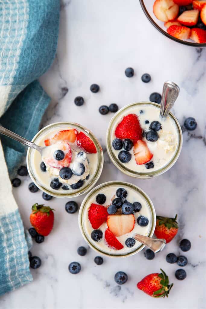 Greek Yogurt Mixed Berry Overnight Oats